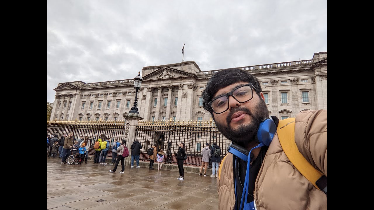 England ki rani ke ghar ke bahar chill - Yahan busy the - YouTube