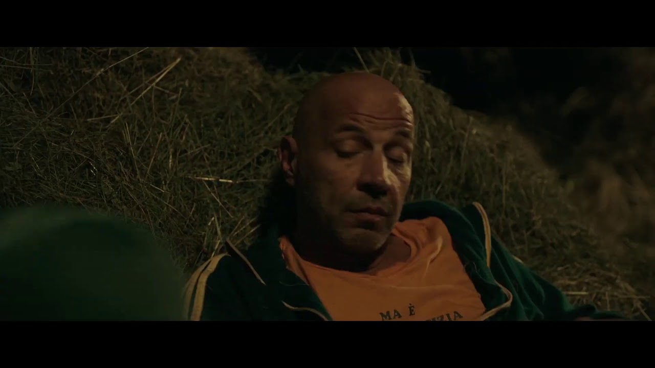 Scappo a casa - Clip "Fienile" - YouTube