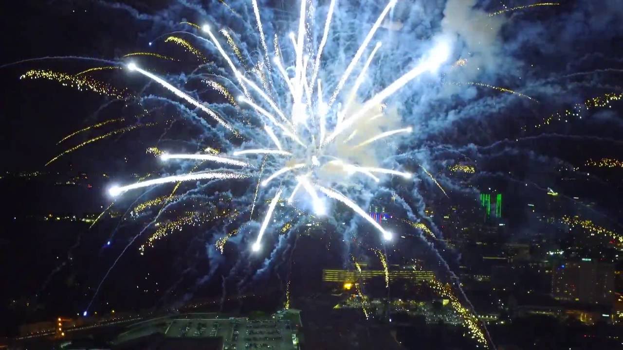 Drone flying through 4th of July fireworks - YouTube