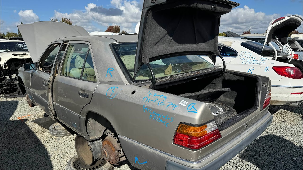1992 Mercedes-Benz W124 at the Junkyard - YouTube