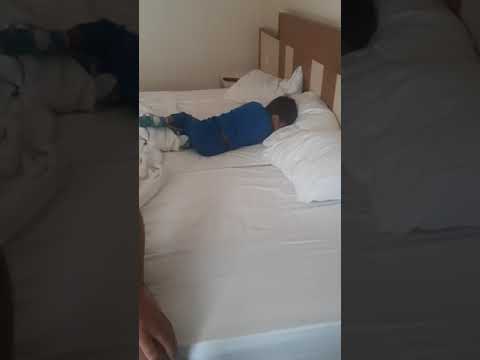 Emir babasına uyuyor numarası yapiyor