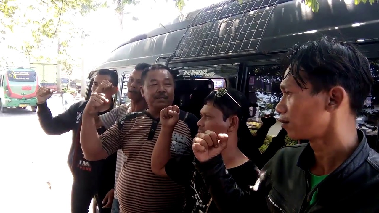 Awak Angkutan Elf Tasik-Bandung Dukung Polri Hajar Hoax - YouTube