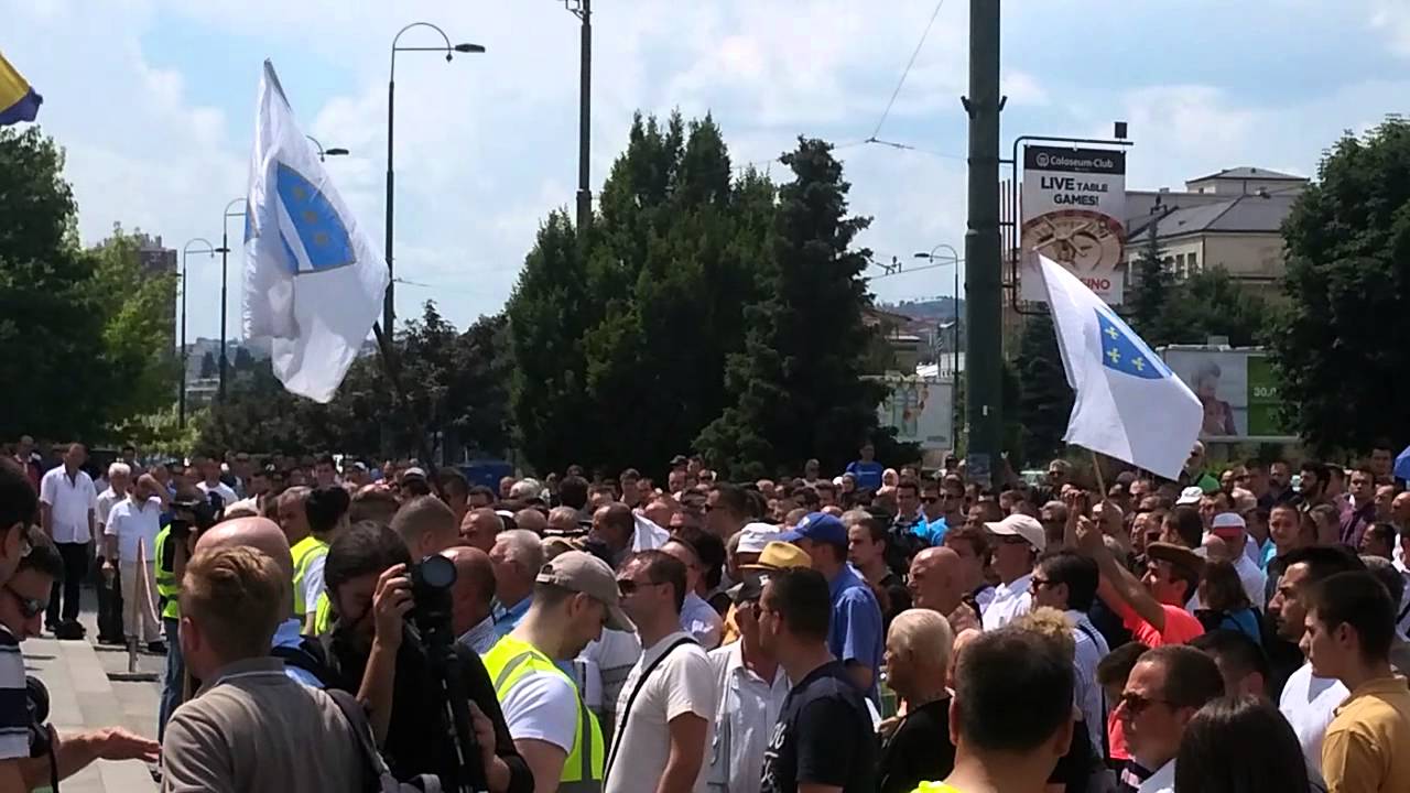 Himna BiH Ljiljani 12 6 2015 skup podrske Naseru Oricu - YouTube