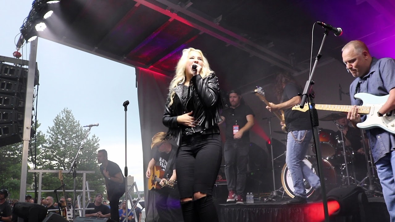 American Idol Finalist Gabby Barrett Sings My Church in Pittsburgh ...