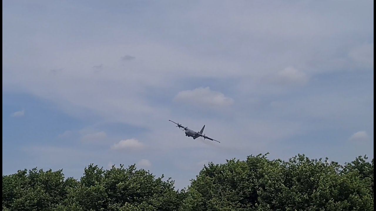 Low Pass Plane landings airport eindhoven. - YouTube