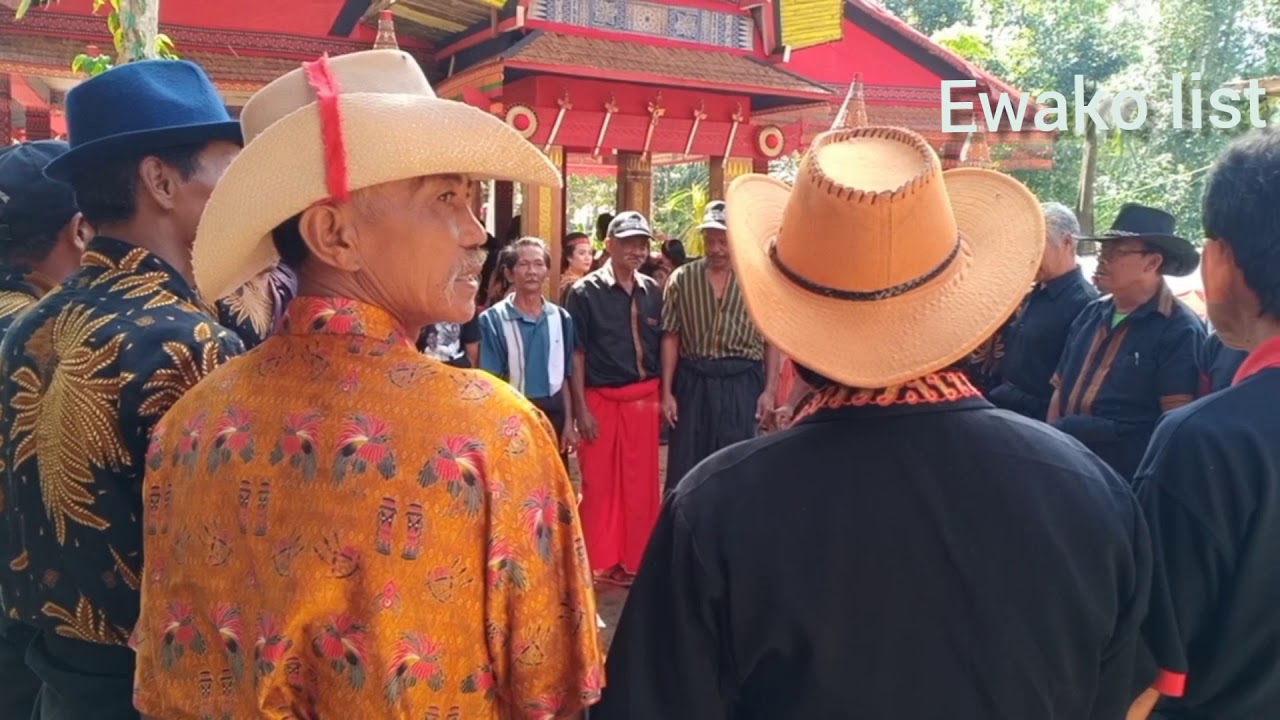 Tari Sakral Ma'badong Acara Sakral Adanya Di Toraja - YouTube