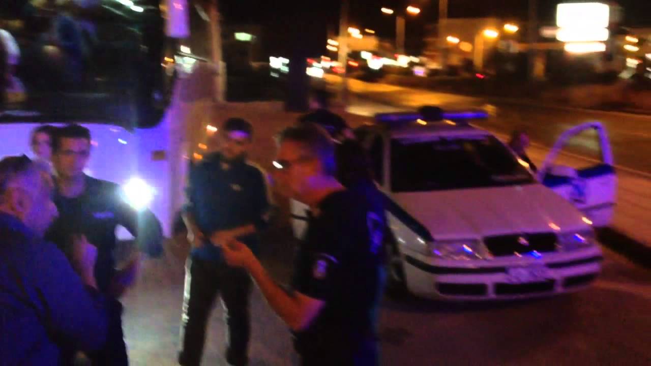 Αναστατωση σε τουριστικο λεωφορειο - YouTube