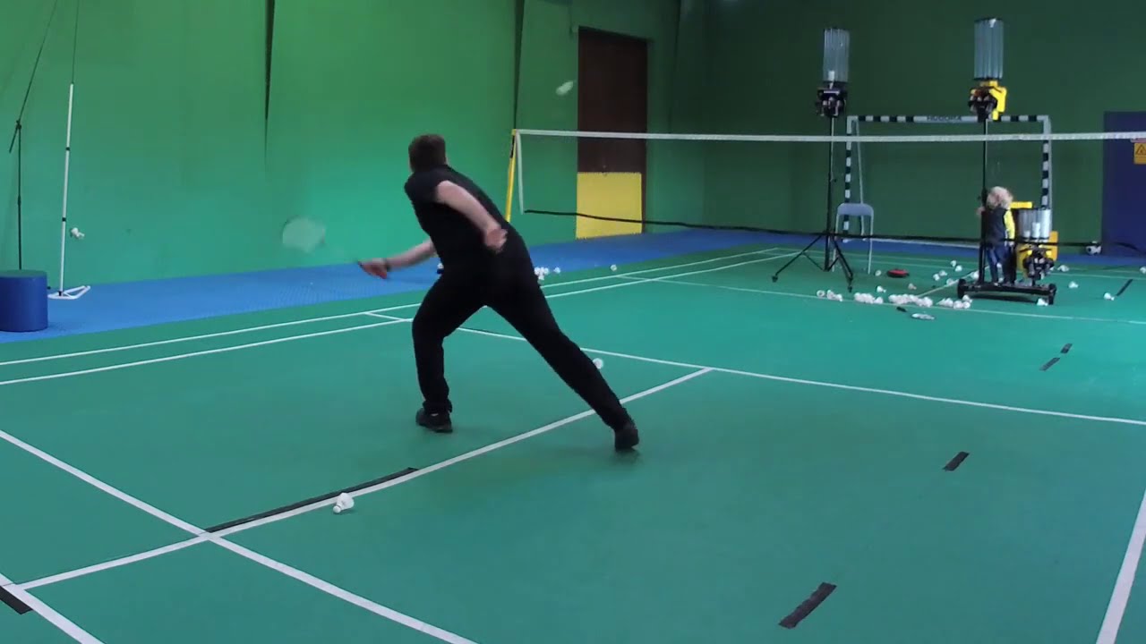 Smashing badminton shooting machine S3025 - YouTube