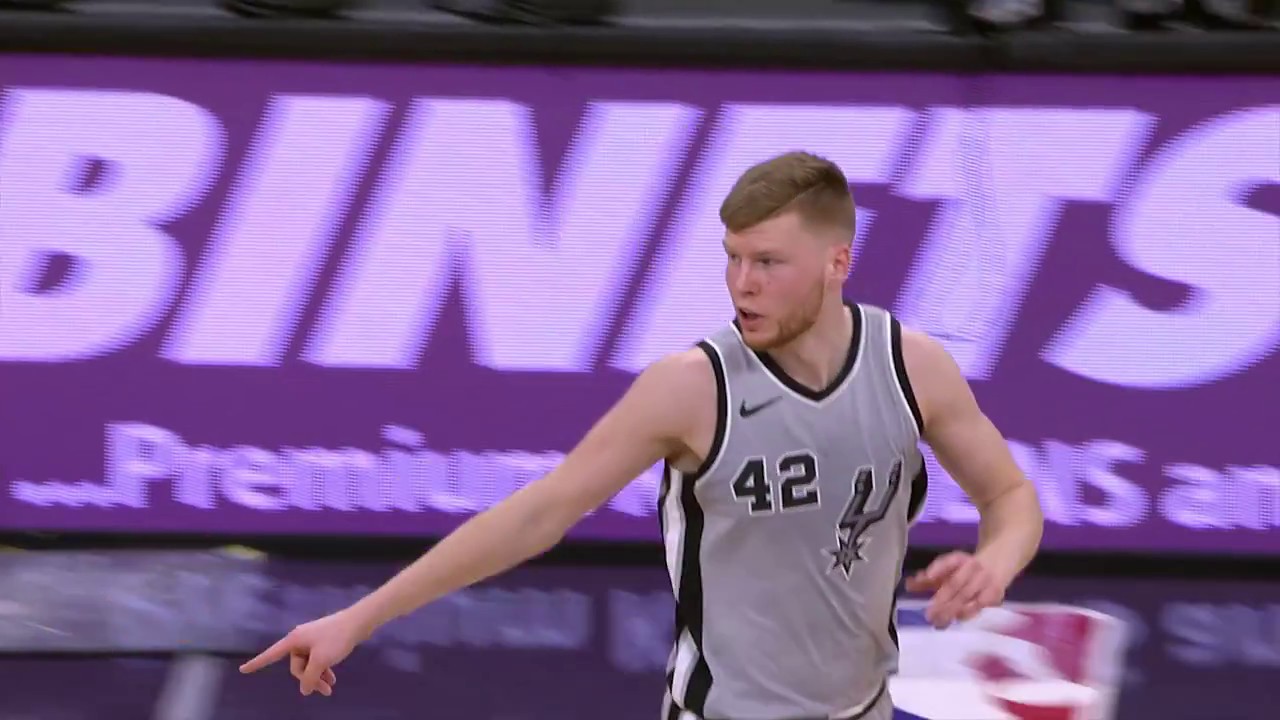 FEATURE: Davis Bertans Hits 6 3-Pointers in Win - YouTube