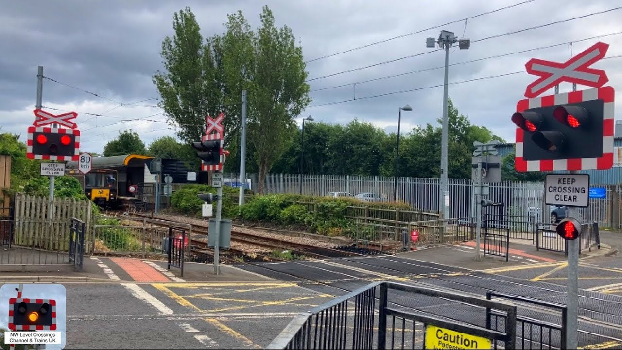 Howdon Level Crossing, Tyne & Wear - YouTube