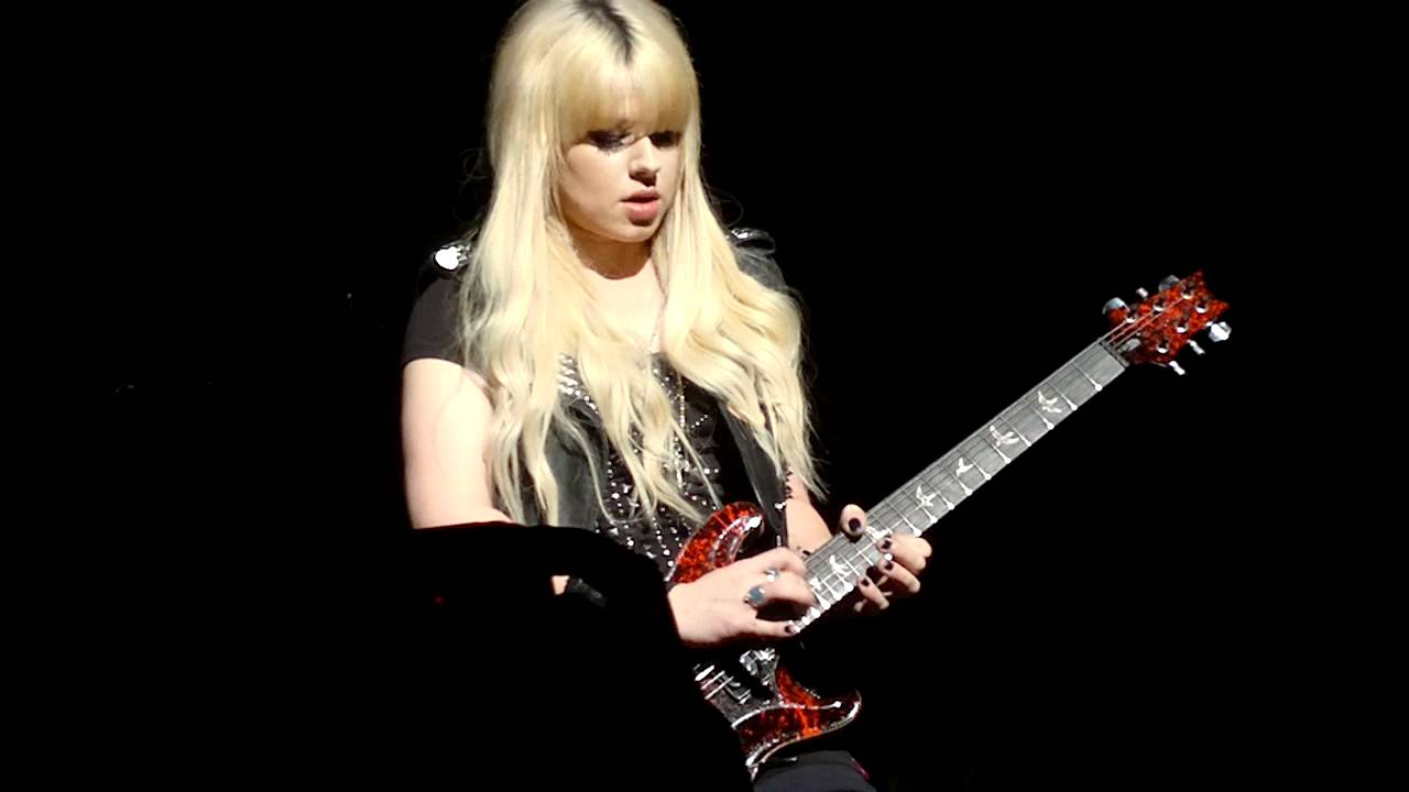 Orianthi - Live Solo 27/10/2011 - YouTube