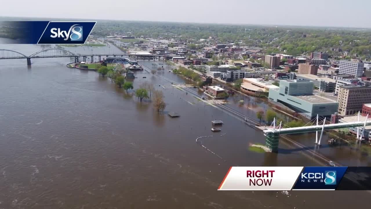 Iowa flooding: Cities work to keep out Mississippi River floodwaters ...
