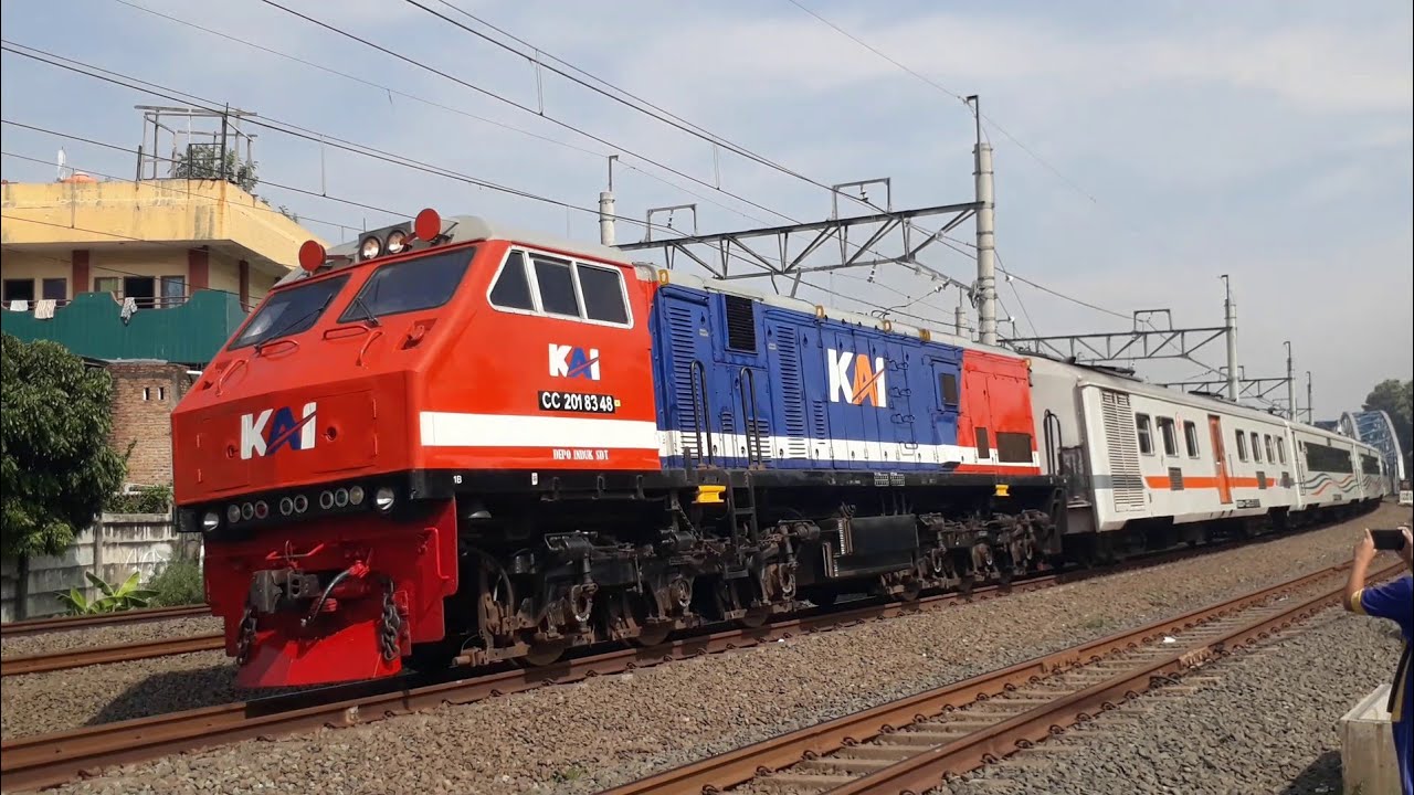 Kereta Api Tambahan Argo Merbabu Dengan Lokomotif Merah Biru (RNB ...