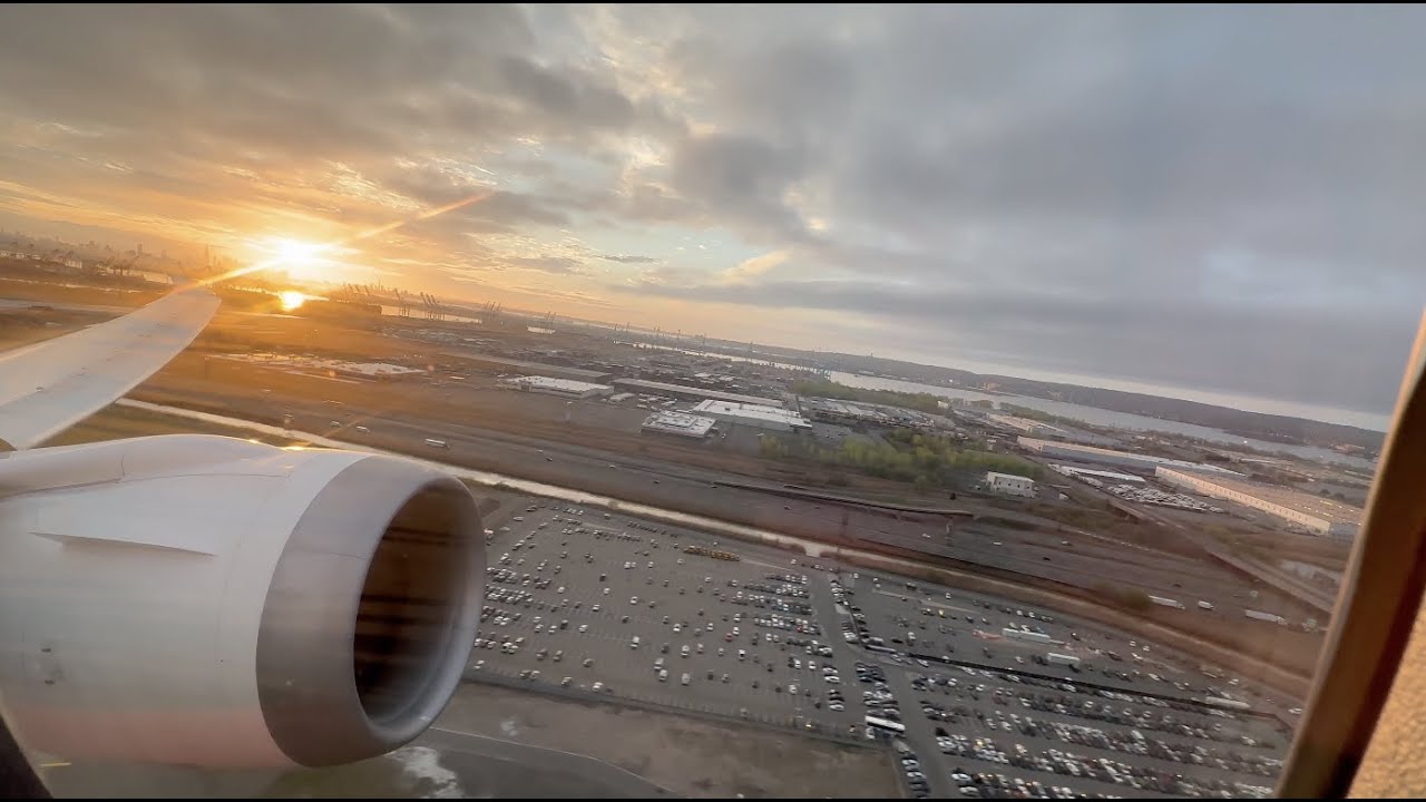 United Airlines 787-9 Dreamliner | Sunrise takeoff from Newark Liberty ...