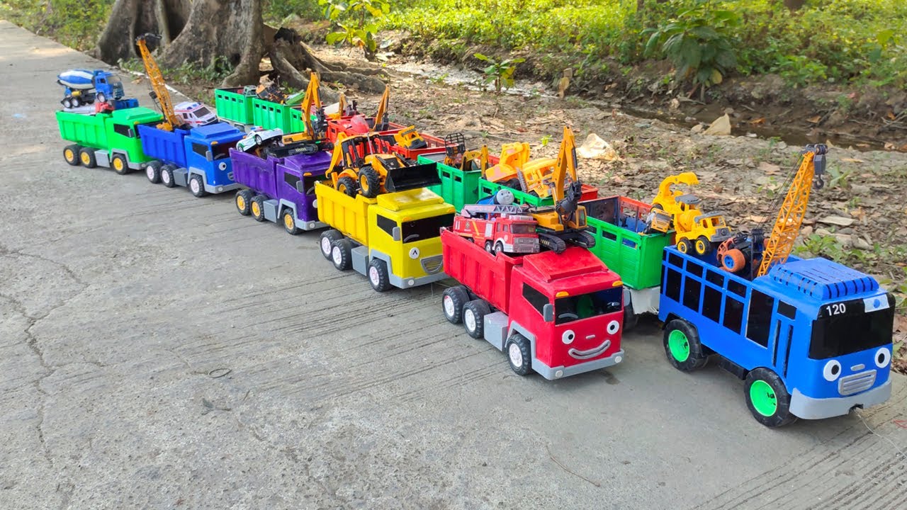 Mobil Truk Tronton Tayo Panjang Penuh Mobil Mobilan, Crane, Beko Loader ...