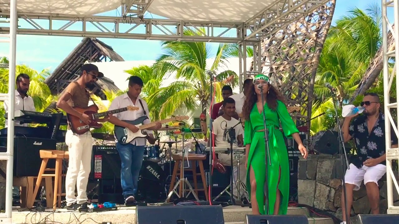 Laura Beg - L’Immensité L’Amour (Live) - YouTube