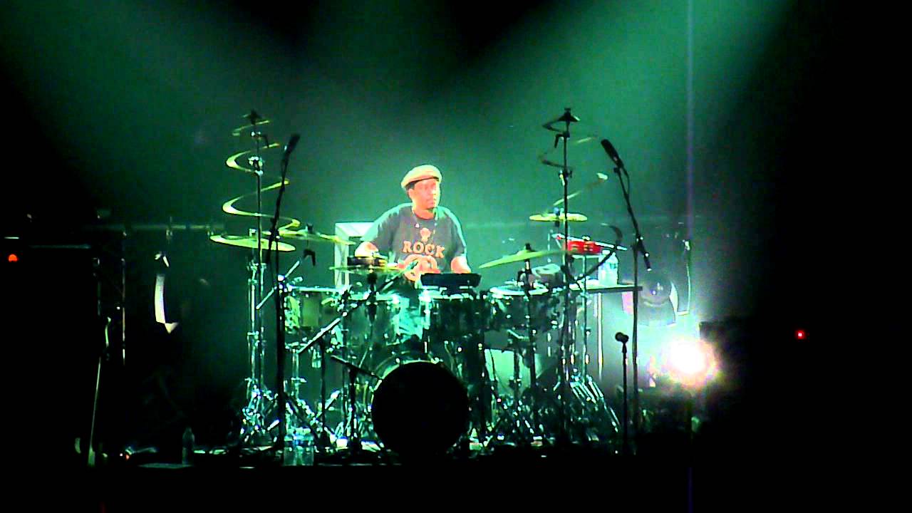 Chris Dave & Pino Palladino @ D'angelo Concert: Paris - YouTube