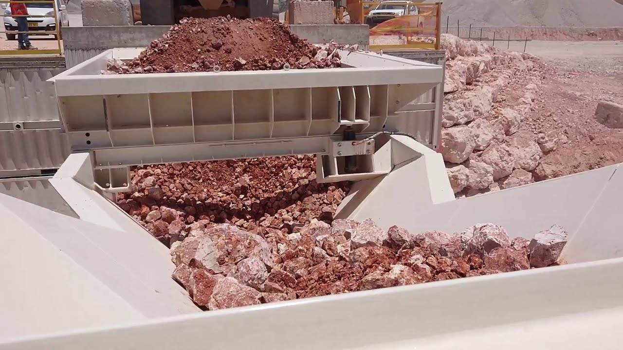 SCREEN - GIPO Roller Grizzly in operation - YouTube