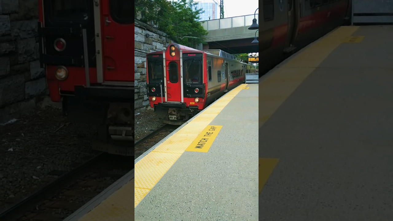 MNRR: a pair of M8s @ New Rochelle - YouTube