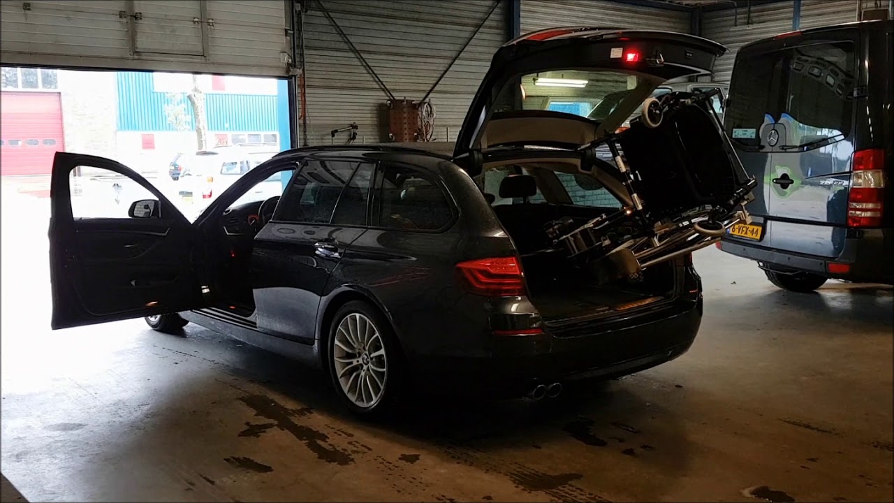 Robot R11 robotarm in BMW 5-series - YouTube