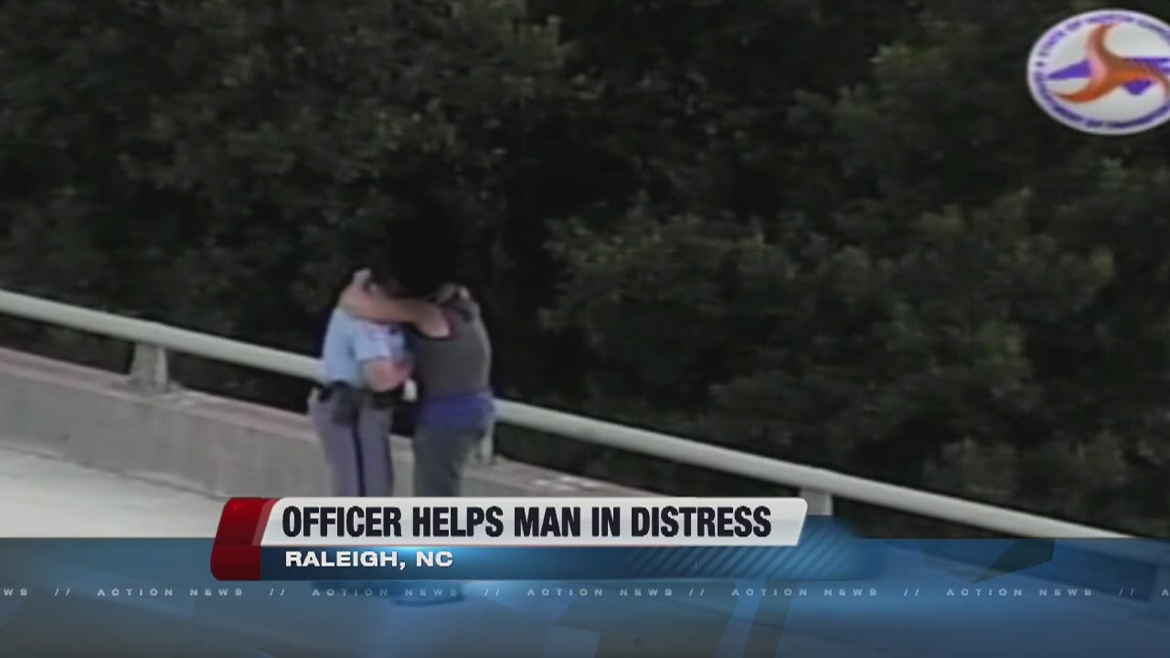 Officer saves man life - YouTube