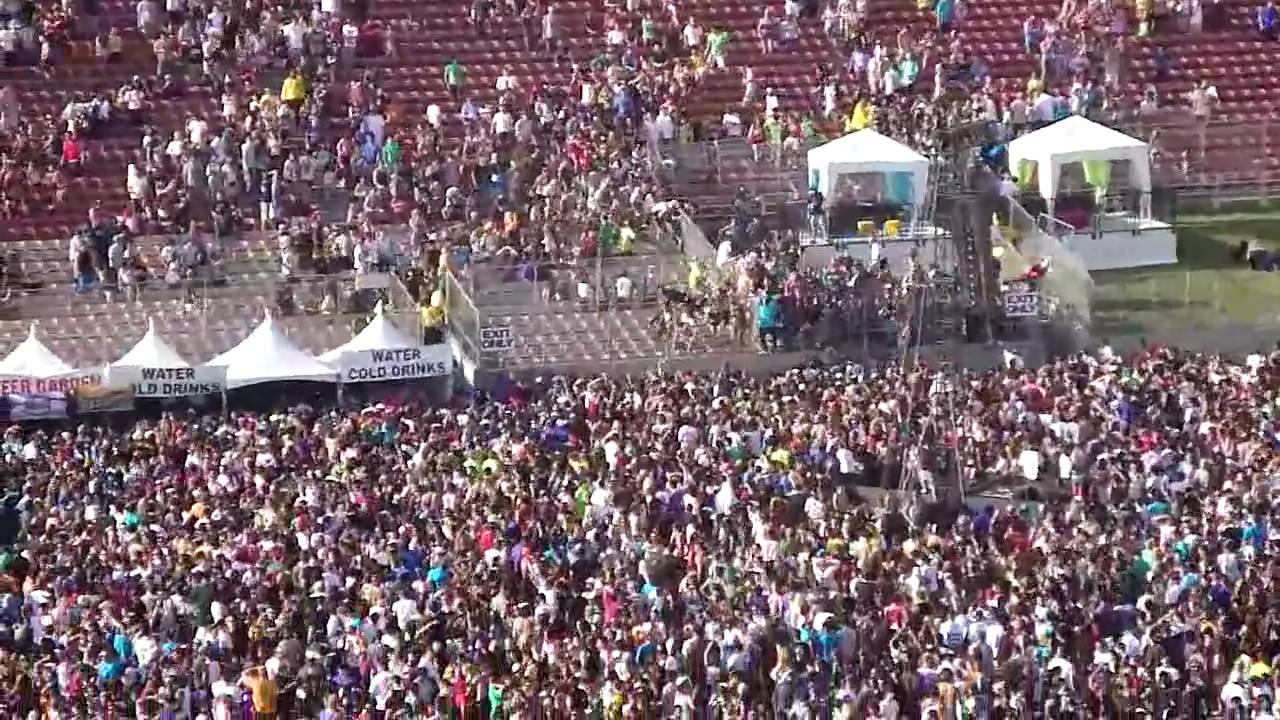 Electric Daisy Carnival EDC 2010 Los Angeles - Fence Jumping *part 1 ...