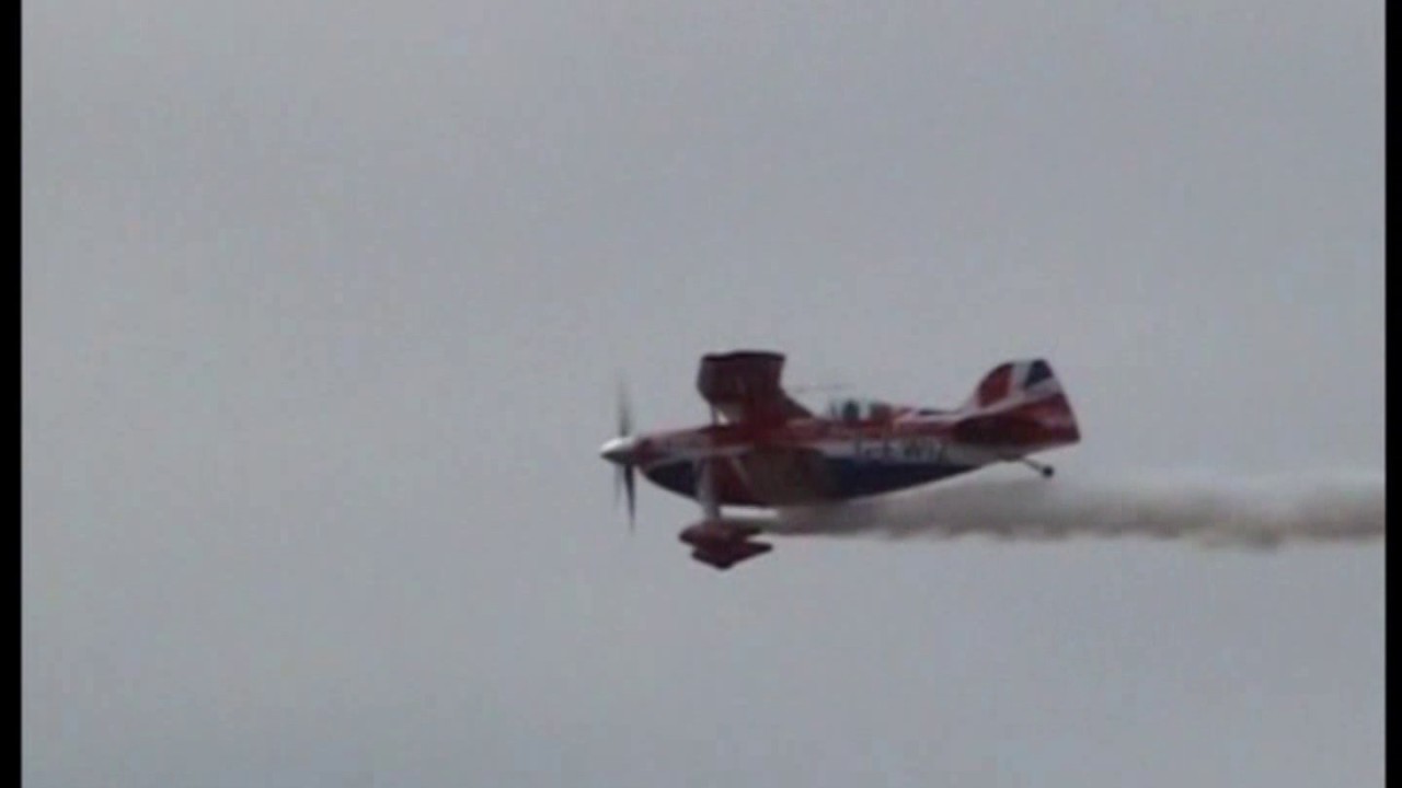 Muscle Biplane Pitts S2S G-EWIZ - YouTube