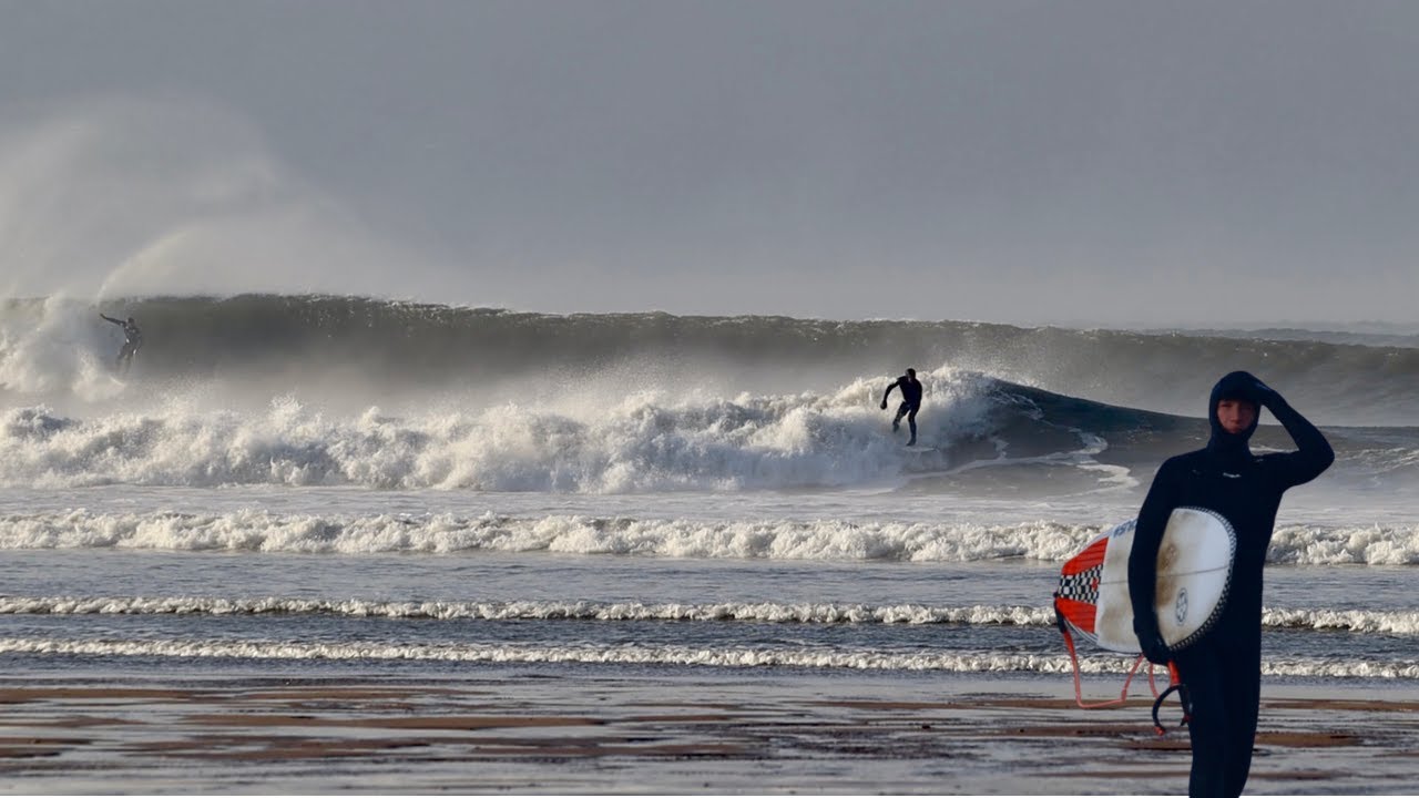 SURFING ON THE COLDEST DAY OF THE WINTER - YouTube