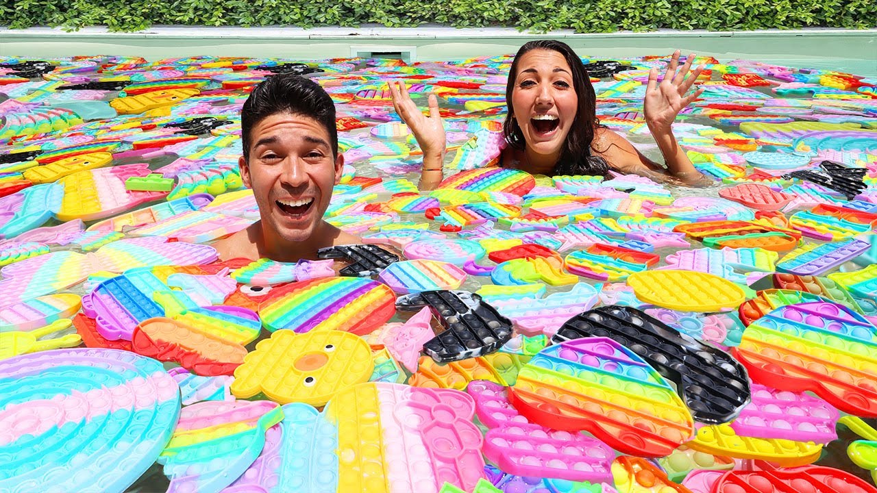 PISCINA PIENA DI POP IT GIGANTE! *Fidget Pop it challenge!* - YouTube