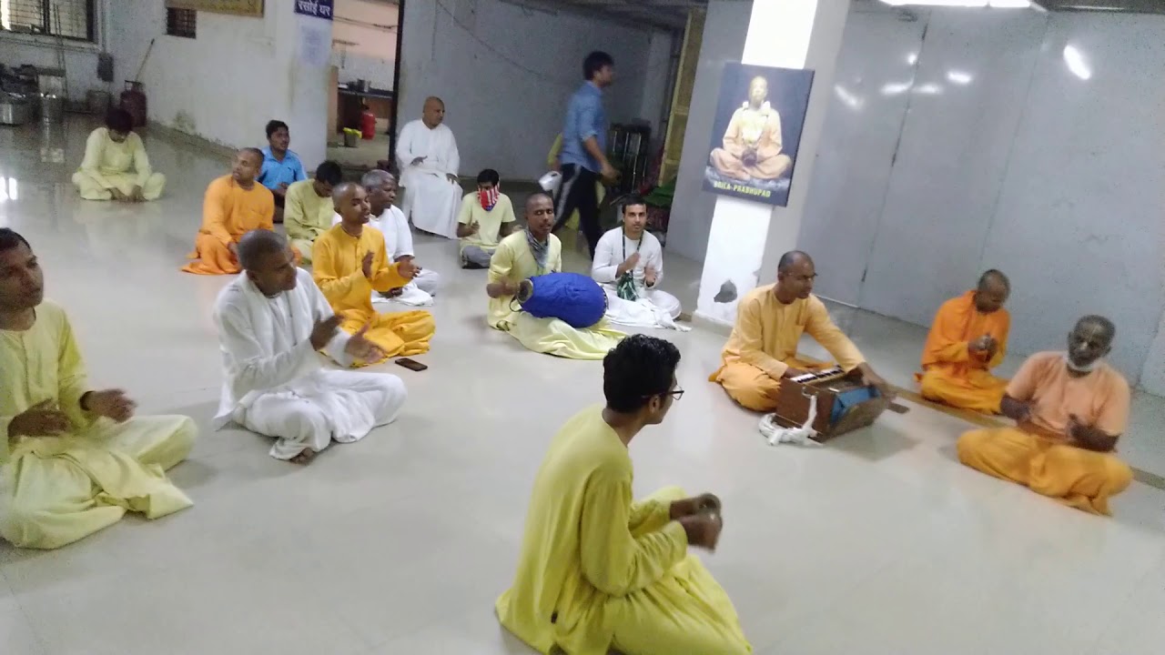 Hare krishna bhajan Iskcon Nagpur - YouTube