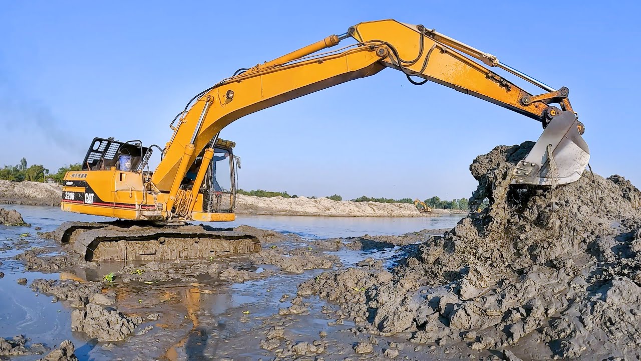 New JCB Excavator Working in River to dig river new excavator working ...
