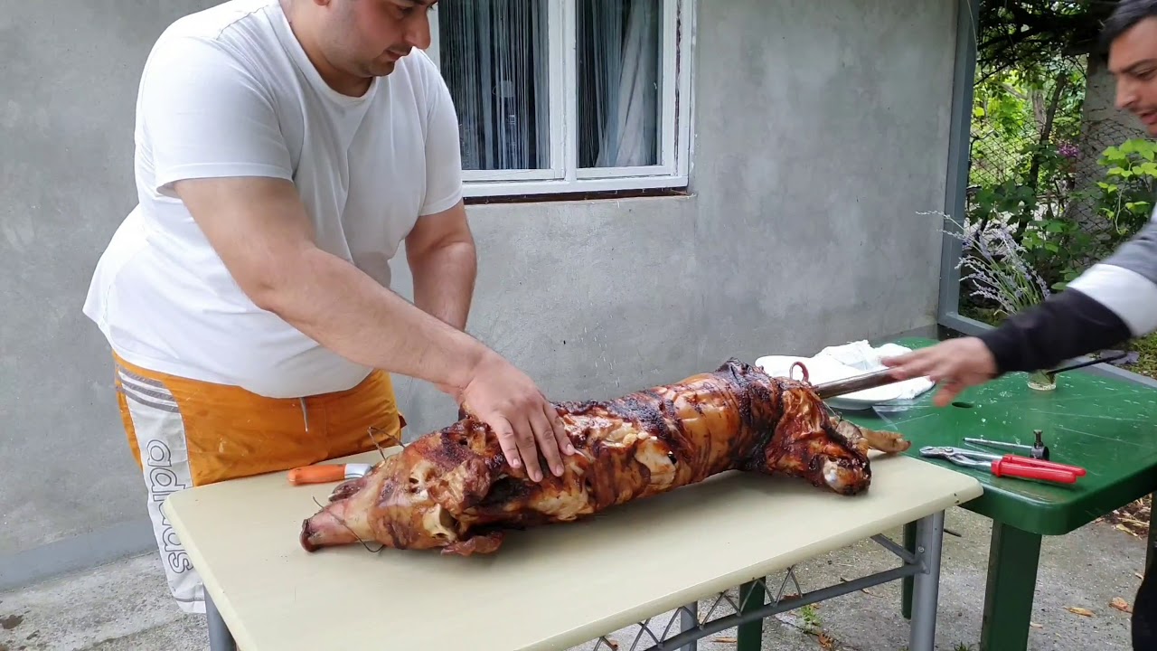 Na kratko u Srbiji (peceno prase Belegis) - YouTube