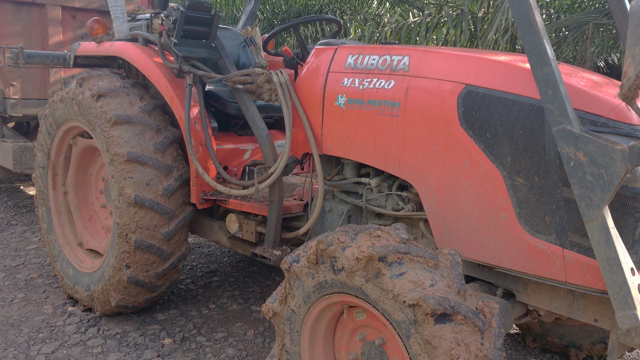 GRABBER KUBOTA MX 5100 ALAT BERAT PENGANGKUT BUAH SAWIT - YouTube