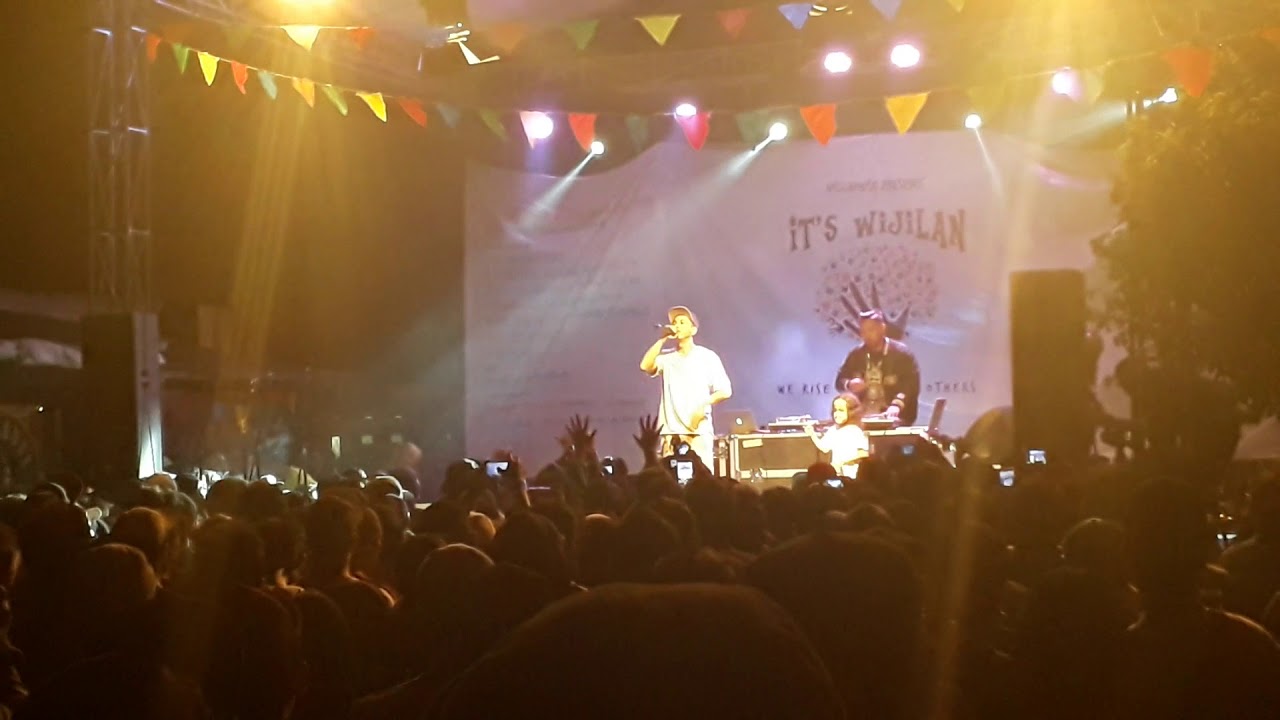 Insiden musik tiba-tiba mati saat "Boyz Got No Brain" live performance ...