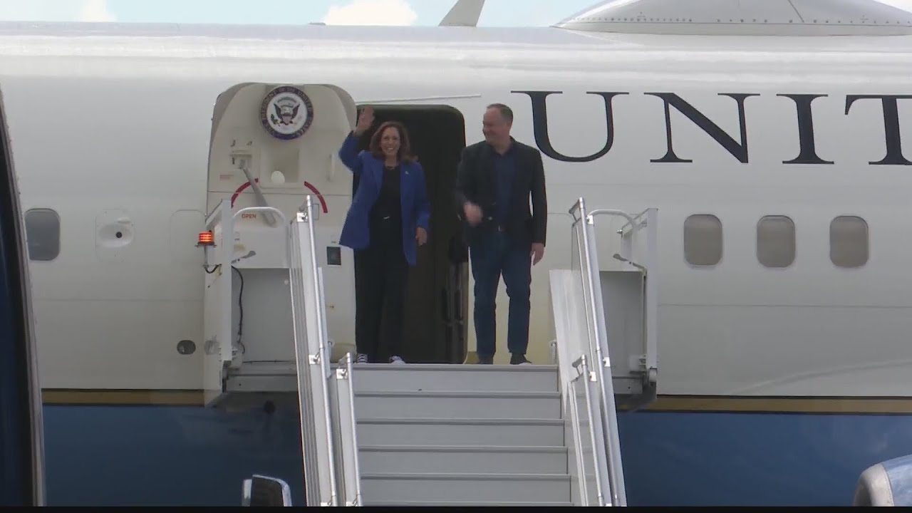 Kamala Harris begins bus tour in Pittsburgh - YouTube