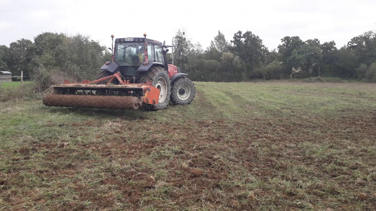 Destruction de prairie au dechaumeur type dyna drive - YouTube