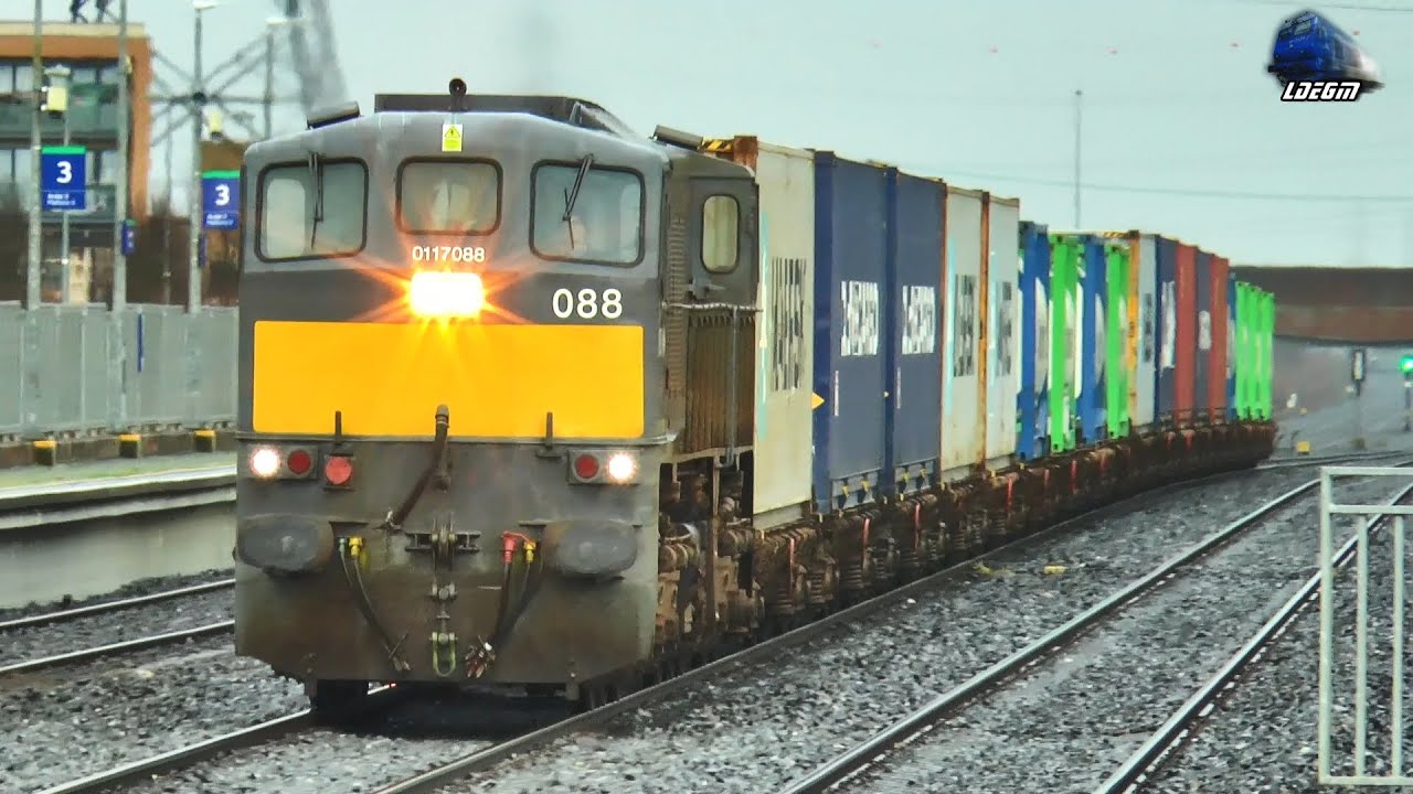 GM 088 & Tren Intermodal IWT Intermodal Train in Adamstown Station ...