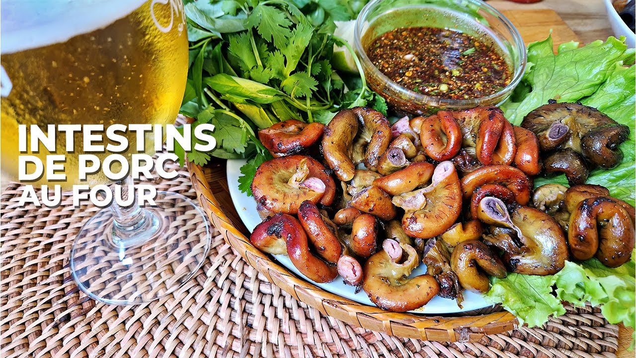 ไส้ตันย่าง น้ำจิ้มแจ่วรสเด็ด - Roasted pig intestines - Intestins de ...