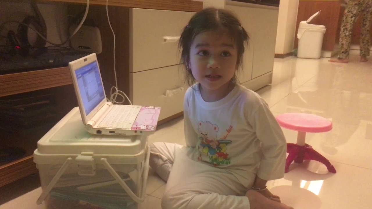 Vanilla's typing her first Hello Kitty laptop 19/06/2016 - YouTube