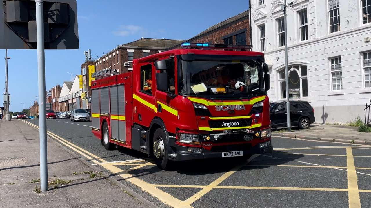 (M19R2) Merseyside Fire and Rescue Service SRT responding past ...