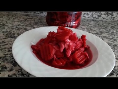 Siyah havuçlu lahana turşusu.Sauerkraut with black carrots.