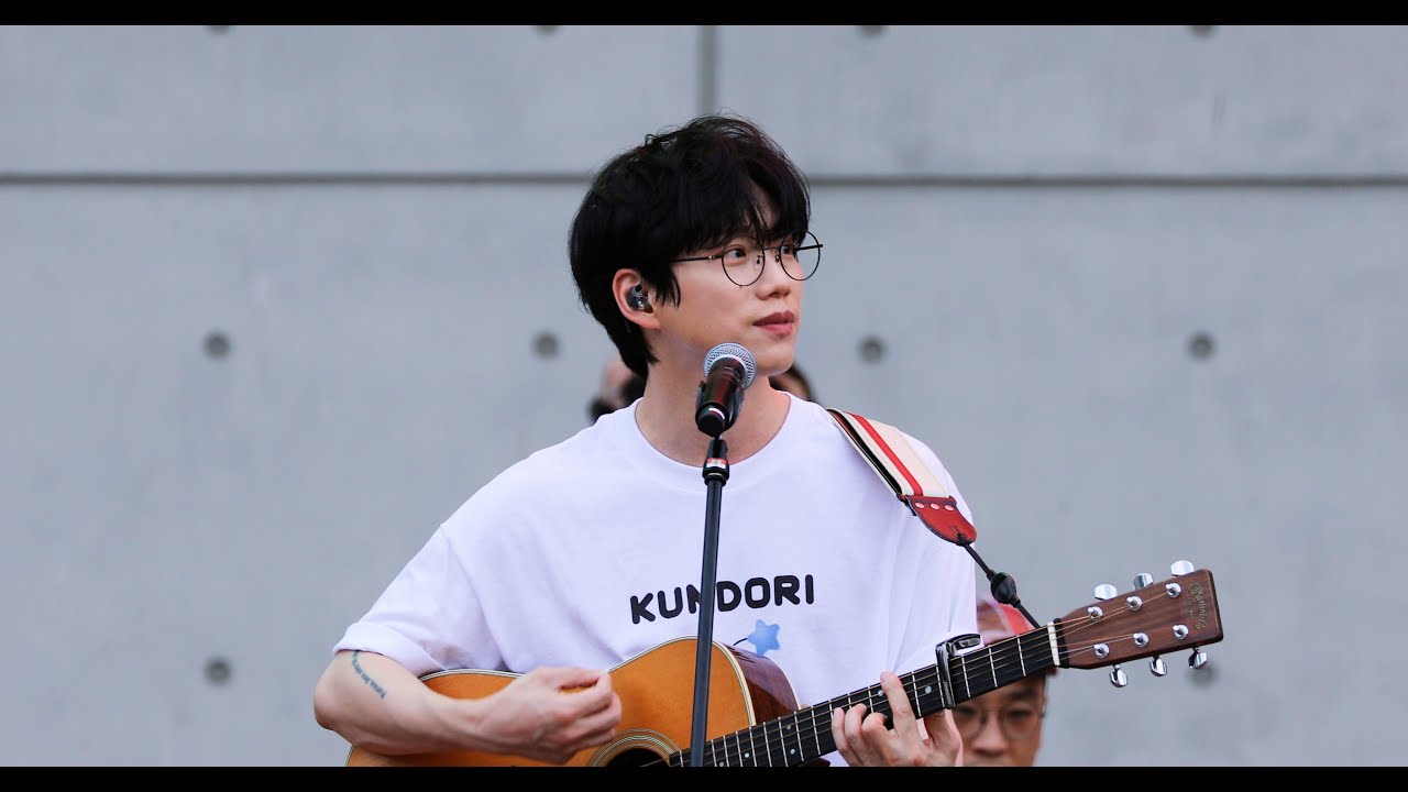 10CM / 십센치 그라데이션 (대전 깜짝 버스킹 직캠) - YouTube Music