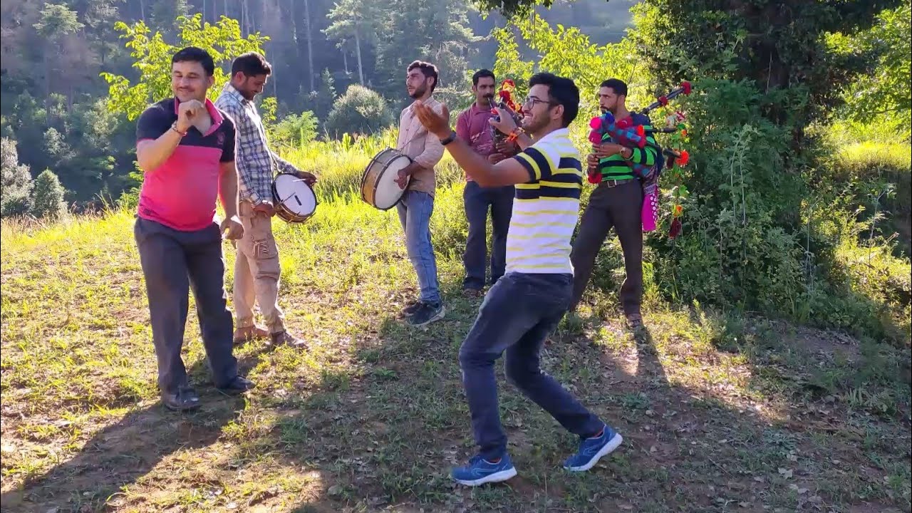 Bhaderwahi Mast Dance - YouTube