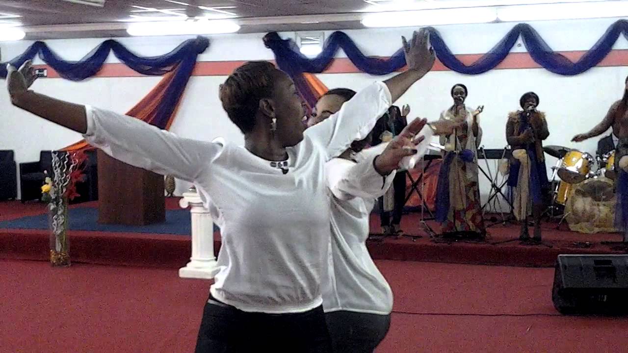 Petite démo de danse traditionnelle rwandaise - YouTube