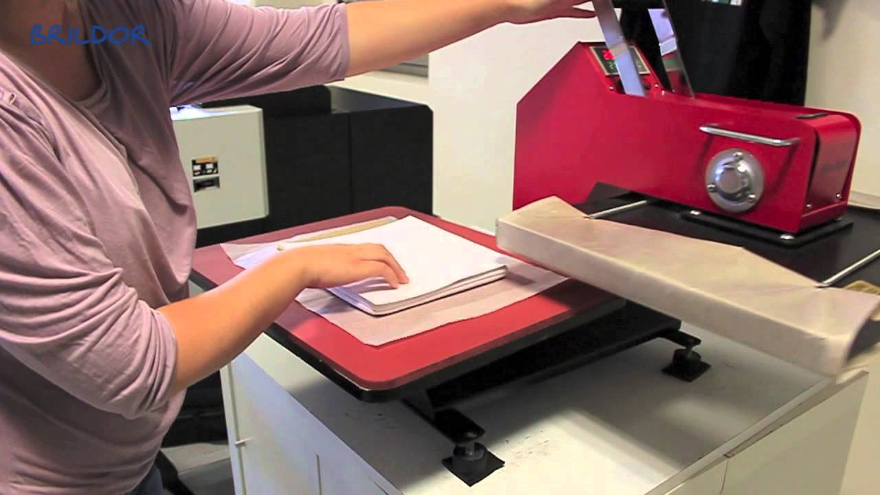 Cómo sublimar una funda neopreno para táblet - YouTube