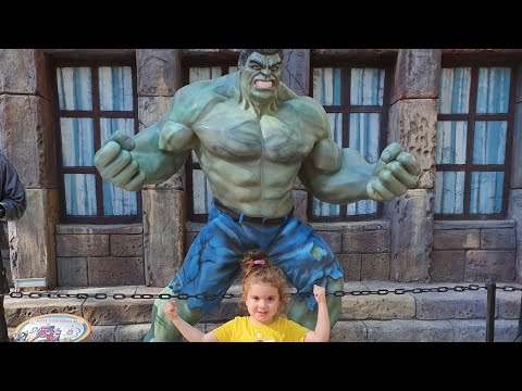 Masal Parkı geziyoruz😊Ela süper kahramanları şaşkınlıkla izledi😍Eğlenceli video