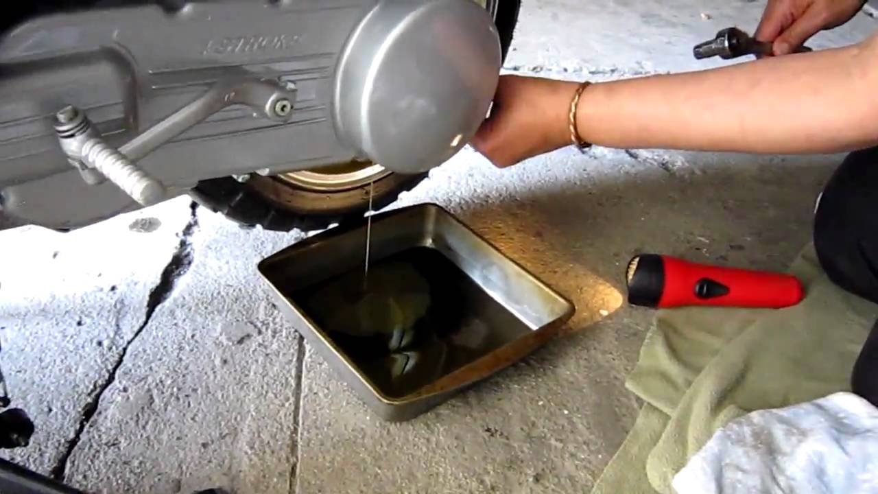 Mom's first oil change with 114Km - YouTube