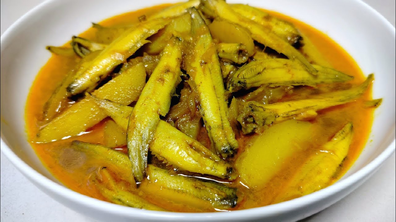 নতুন আলু দিয়ে শিং মাছের ঝোল রান্না | Aloo diye Shing Mach Ranna ...