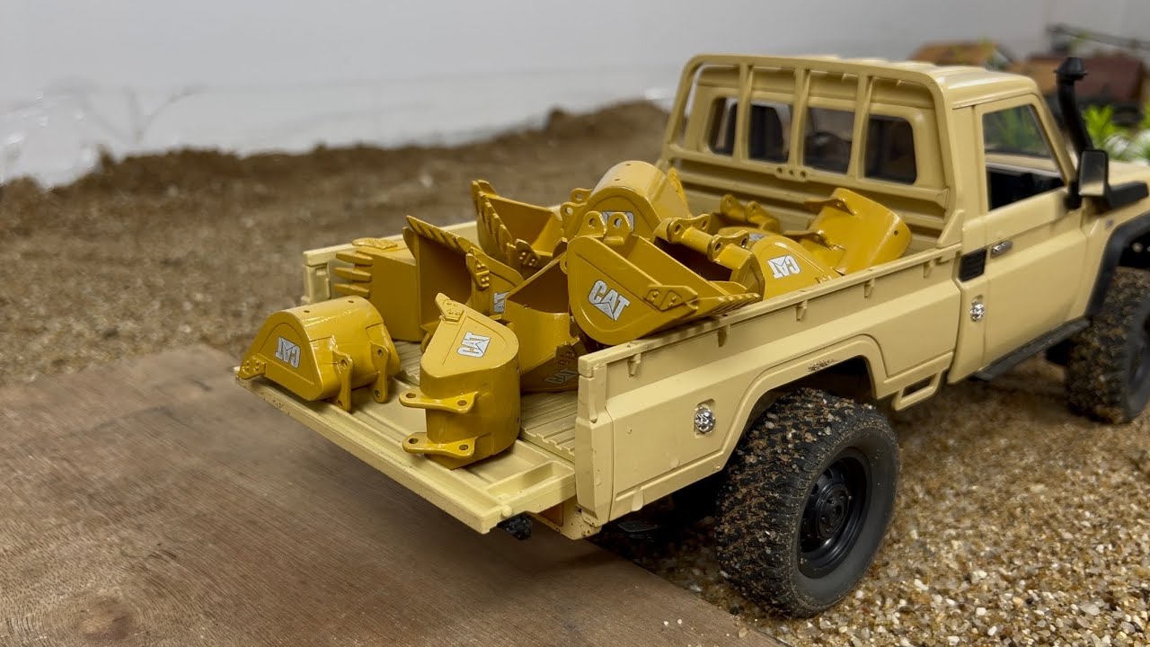 Metal Excavator Buckets Delivers by Toyota Land Cruiser MN82 | RC Off ...