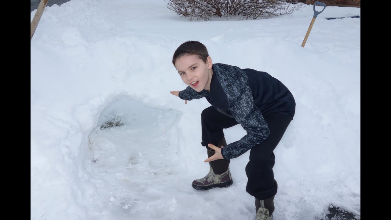 WE BUILT A BIG SNOW FORT!!! (insane!) - YouTube